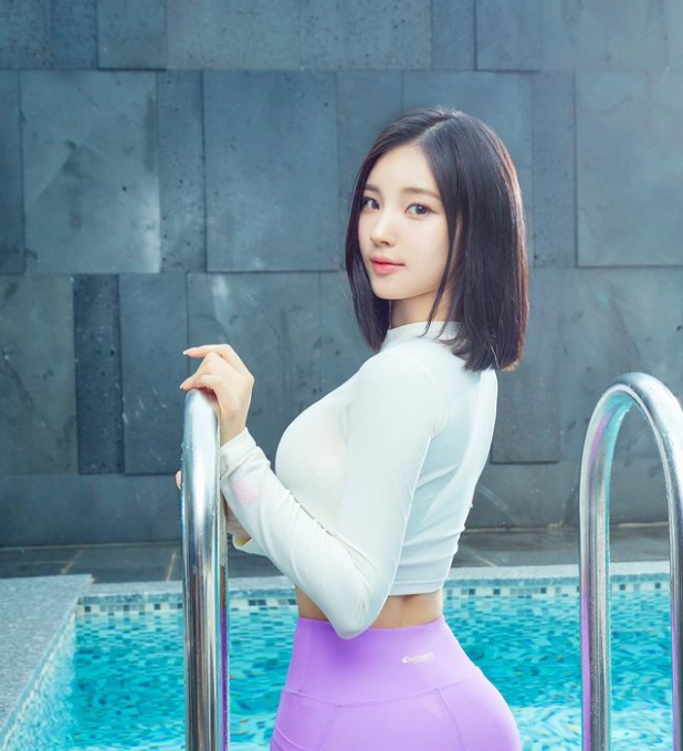 수영장에서 래쉬가드룩 입고 너무 예뻐 난리난 여배우밀착 슬림핏 수영복룩 어썸클