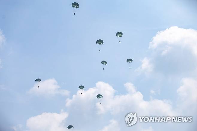 육사 3학년 생도들 550m 상공서 강하훈련ch 47 헬기서 점프
