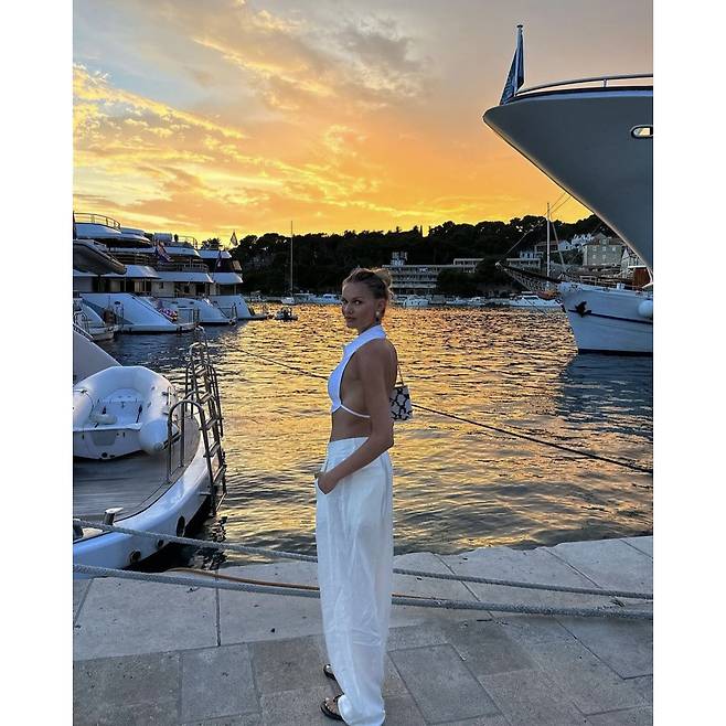 휴양지에서 입을 패션이 고민이라면? 백리스 아이템 | 노블레스