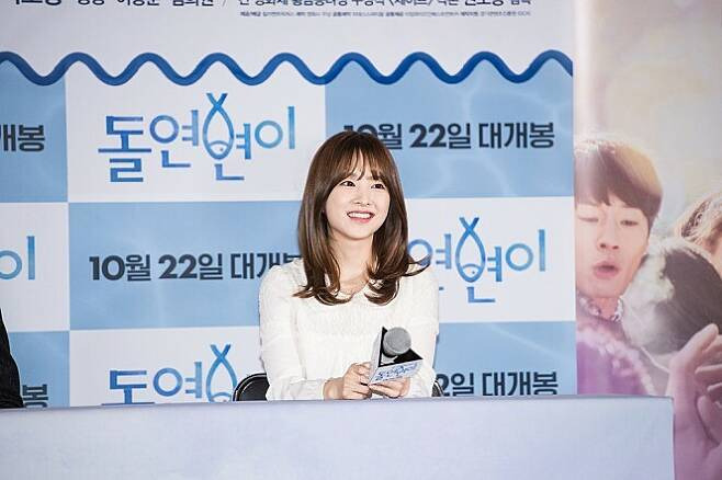 눈 다친 상태에서 학교 급식도우미 일하고 있는 톱스타 필더무비