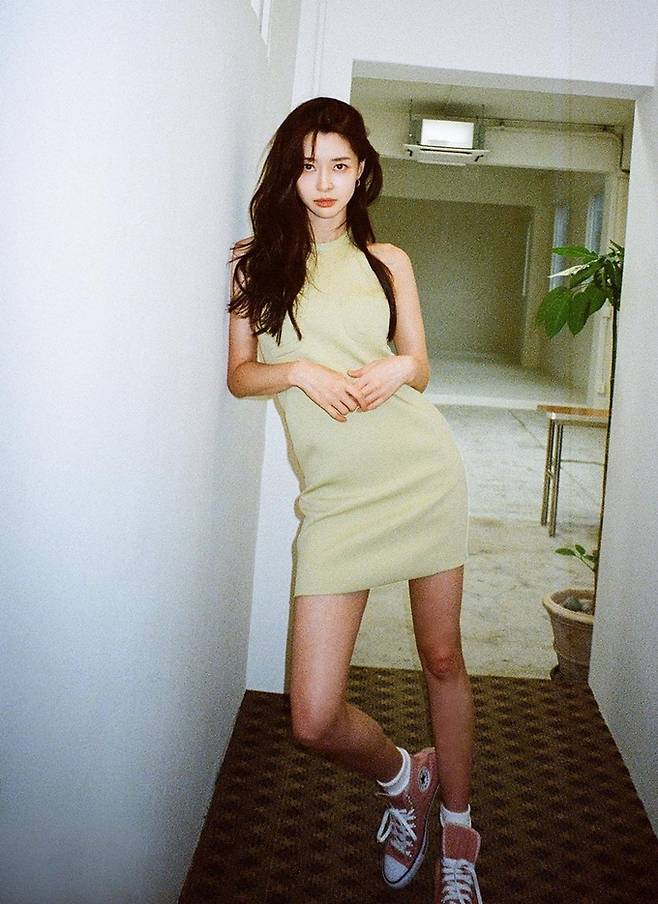 권나라 비현실 몸매의 연두 이기적 비율에 깜찍한 도발 민소매 섬머룩 패션엔