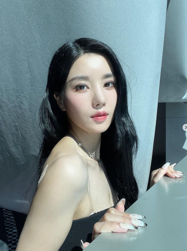 158cm믿기지 않는 비율8등신 뽐낸 여가수실물체감샷초미니 소화해 놀라워 어썸클