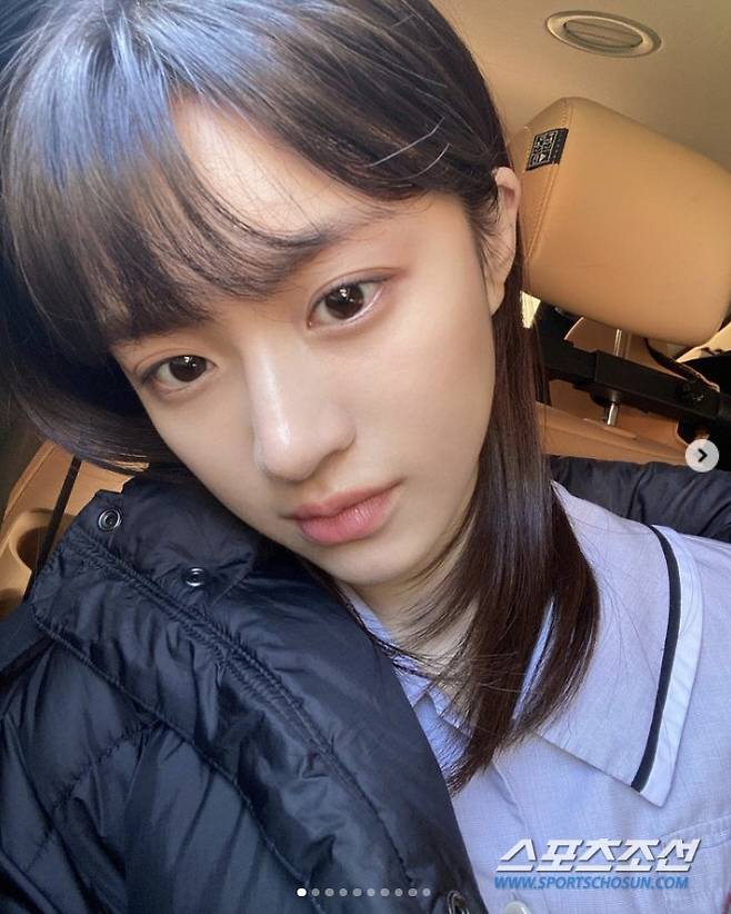27살 고윤정 교복 입고 대박 쳤네 노메이크업 가까운 얼굴인데 완전 여고생