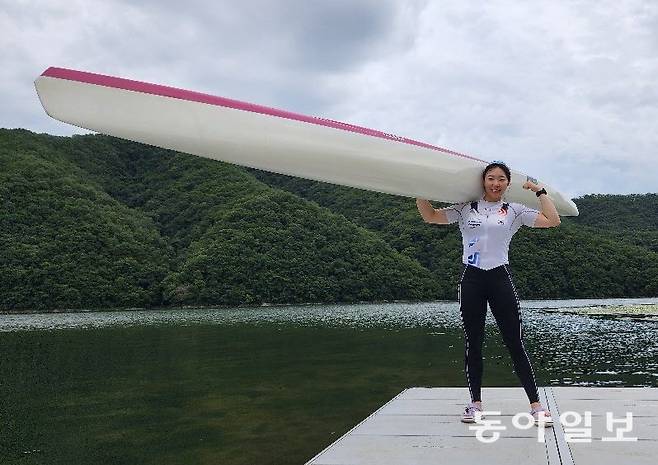 쌍무지개 좇아 노 저어 항저우까지 온 소녀