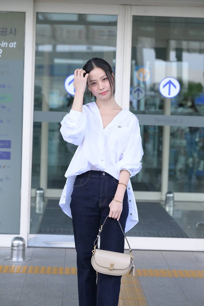 고민시 가을 분위기 느껴지는 공항 패션 속 Key 아이템 트렌드를알려주는여자