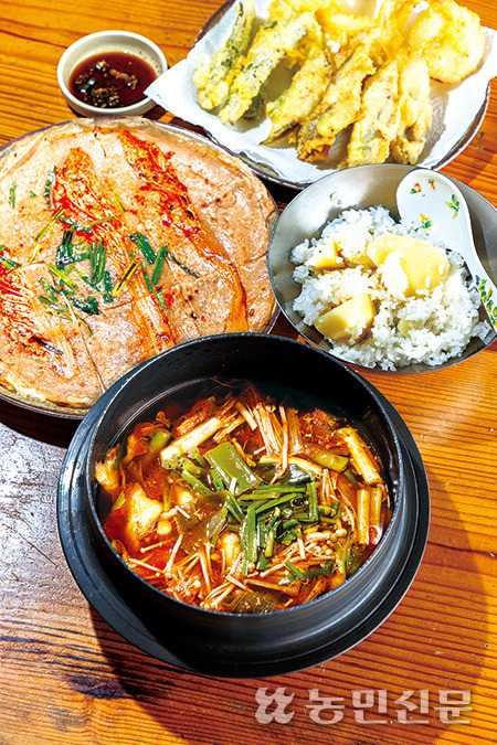 향토밥상 담백한 장맛에 깔끔한 뒷맛감자밥과 ‘찰떡궁합