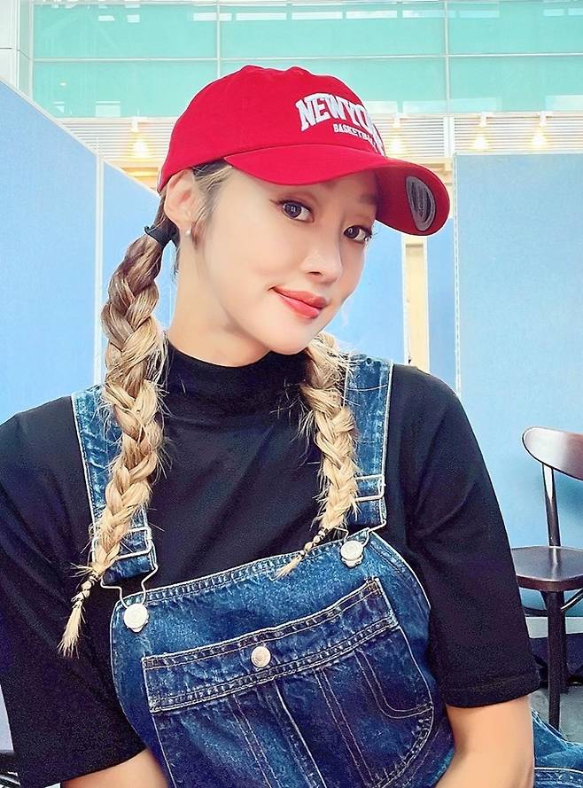 최여진 빨간모자에 데님 오버롤 찰떡 나이 잊은 최강 걸리시룩 패션엔
