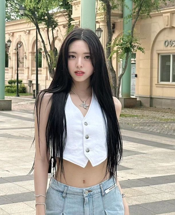여행중 크롭티 입고 너무 예뻐 난리난 유명 여가수허리강조 크롭티데님패션 어썸클