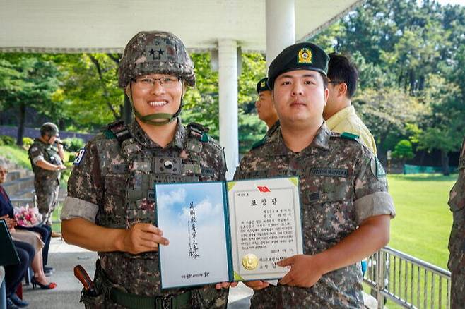버스 안에서 쓰러진 여성 응급조치로 목숨 구한 군인