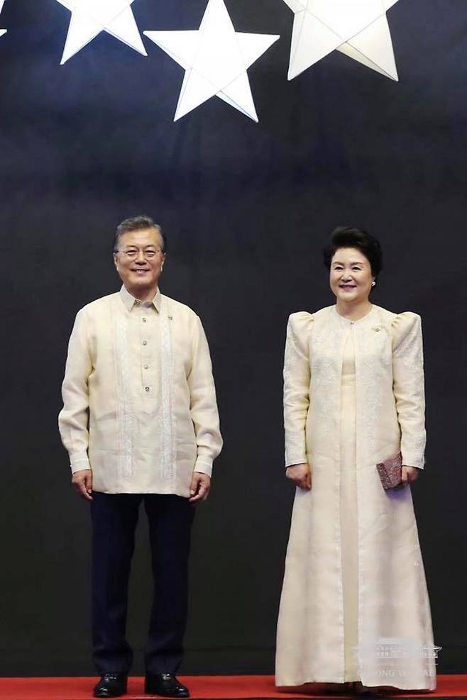 尹 인도네시아 전통의상 ‘바틱batik 입고 친교 청계천 옆 사진관