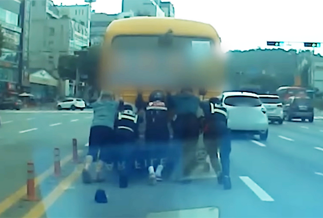 출근길 도로서 멈춰선 버스경찰 힘에도 꿈쩍않자 시민들 힘보탰다