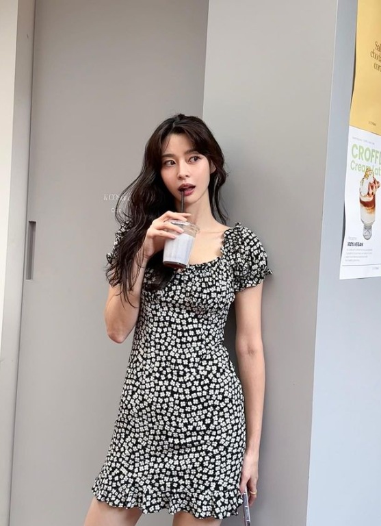 놀라운 비율얼굴도 예쁜데 172cm 8등신 여신배우실물체감샷미니드레스룩 어썸클