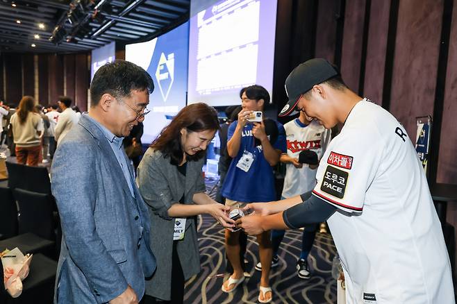 꿈꿔왔던 첫 사인공은 부모님 품에벌써 6년째 Kt 신인의 특별한 초심 새기기