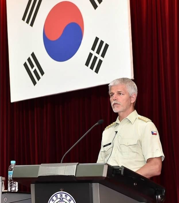 군복 입고 방한했던 체코 장군 대통령 돼 尹과 정상회담