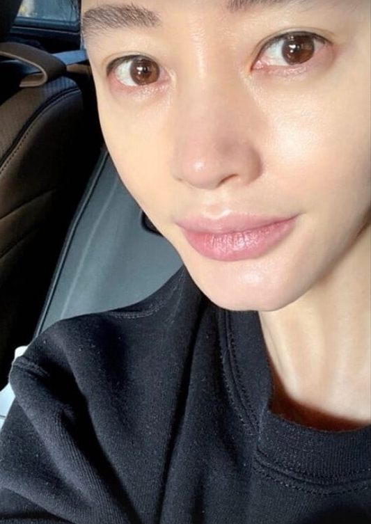 김혜수민낯 광나실물 이런 느낌53세에 파자마포니테일 너무 귀여워데일리룩 어썸클
