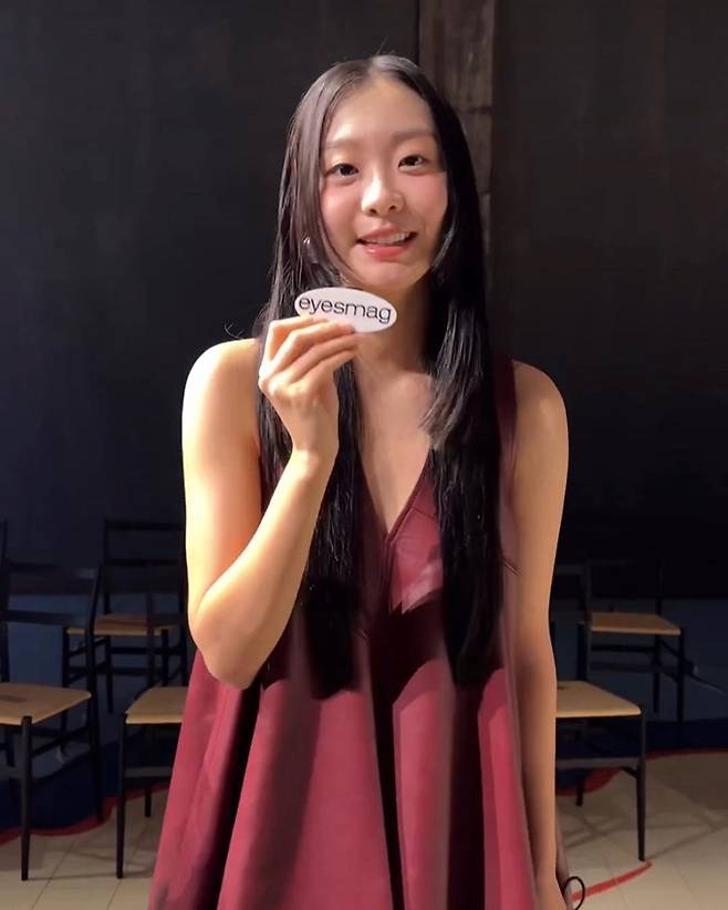 김다미 밀라노 홀린 한류 여신 우아한 버건디 가죽 드레스룩 시선 한몸에 패션엔