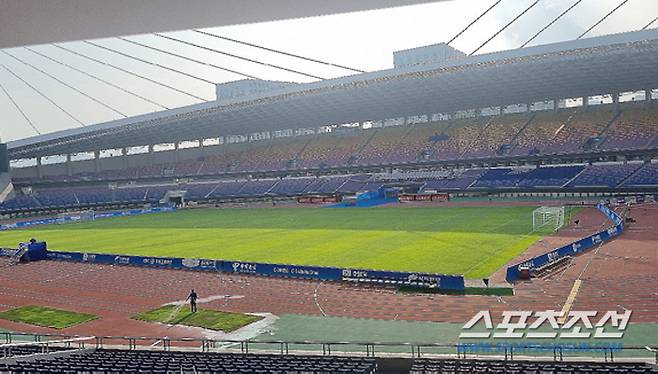 항저우현장 짜요 걱정은 되지만 잔디 걱정은 없겠더라대륙의 웅장함 느껴지는 중국전 장소 황룽경기장 미리 가봤다