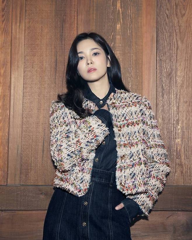 윤아·송혜교·김희애·김혜수 셀럽들도 푹 빠진 올드머니룩 향연 패션엔