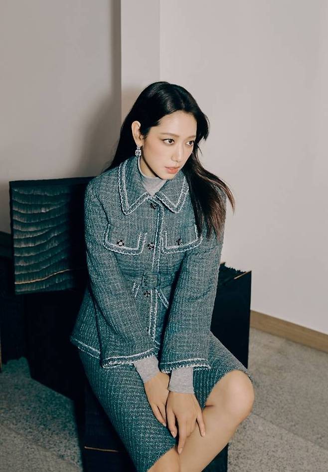 윤아·송혜교·김희애·김혜수 셀럽들도 푹 빠진 올드머니룩 향연 패션엔