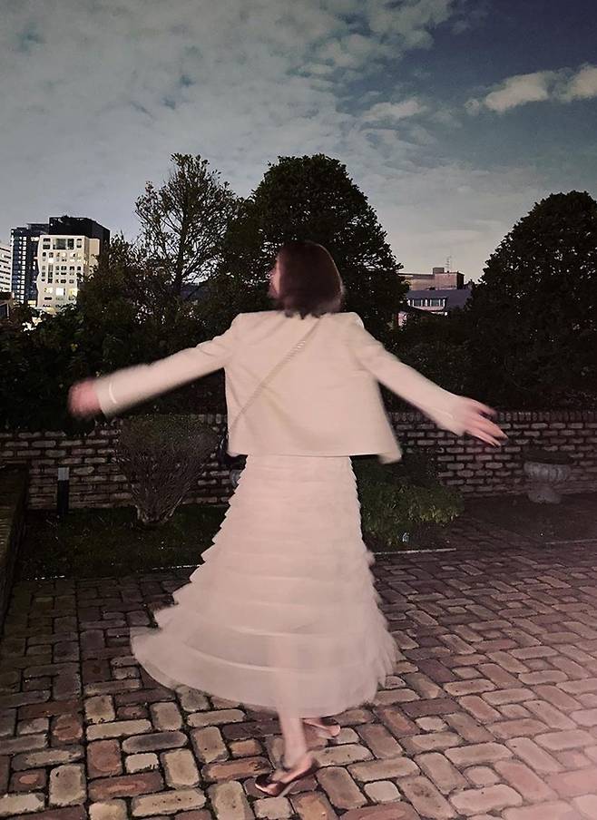 윤아·송혜교·김희애·김혜수 셀럽들도 푹 빠진 올드머니룩 향연 패션엔