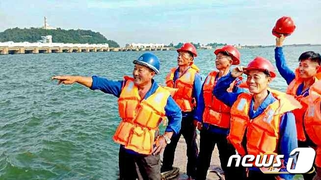북한 서해갑문사업소 선원들 인민 위해 성실히 일하는 사람들