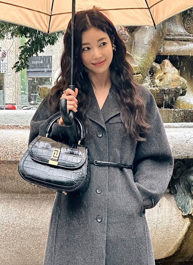 기은세 비오는 날 밀라노는 겨울 겨울 코트 꺼내 입은 시크한 이태리 여행룩 패션엔