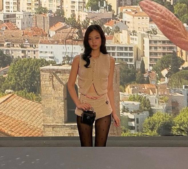 블랙핑크 제니 샤넬쇼의 진정한 잇걸 깜직한 뽀글이 쇼츠 슈트룩 패션엔