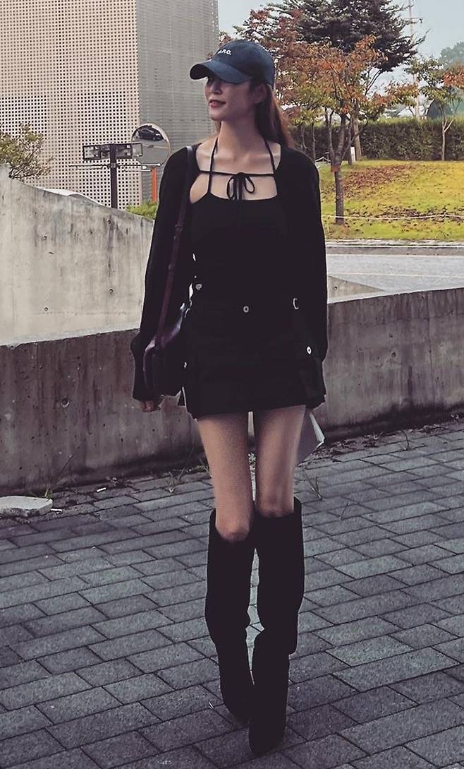 ‘두아이 엄마 김효진 나이 잊은 비현실 마네킹 몸매 올 블랙 여친룩 패션엔