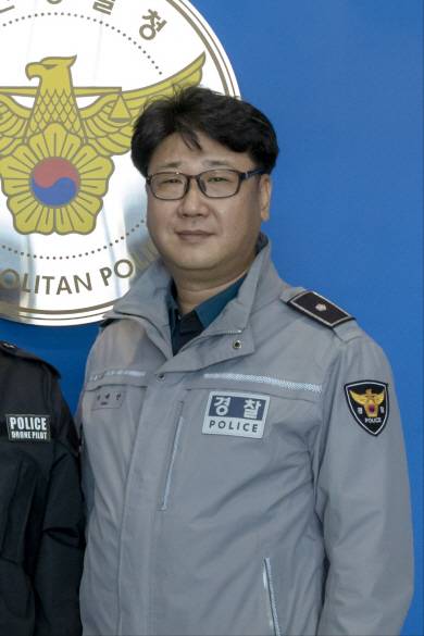 경찰이 순찰차內 더위잡는 아이디어로 실용신안 취득