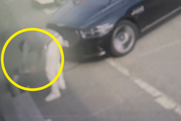 편의점 입구에 커피 쏟아 버린 손님 어차피 비 오면 다 쓸려가잖냐”