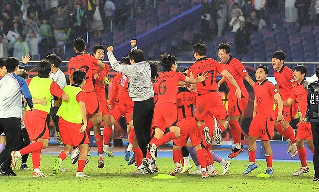 정우영·조영욱 ‘역전 듀오한국축구 日 잡고 亞게임 첫 3연패