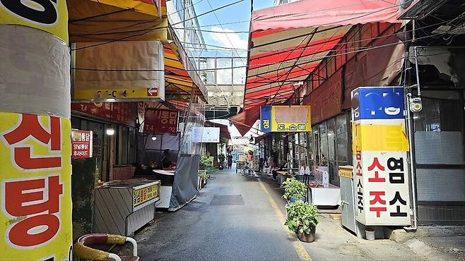 폐쇄 수순 대구 칠성개시장간판서 ‘개 가린 채 영업