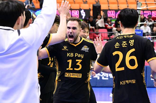 ‘승부는 3세트부터’ KB손해보험, 한국전력 상대로 0-2→3-2 대역전승[스경X현장]