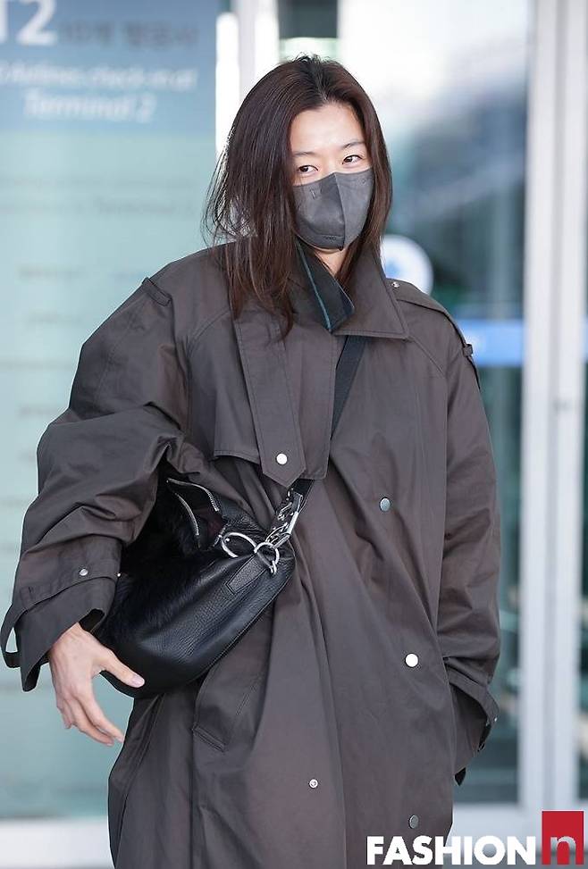 전지현 가을 낭만 제대로 코트 자락 휘날리며 홍콩 출국 패션엔