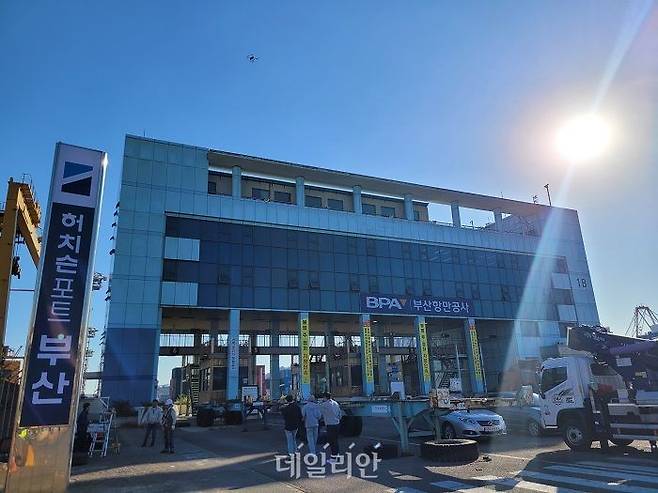 부산항 부두 운영사 ‘허치슨터미널 신감만부두 이전 시작