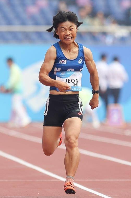 육상 전민재 스마트폰 눌러 쓴 눈물의 편지파리서 작별