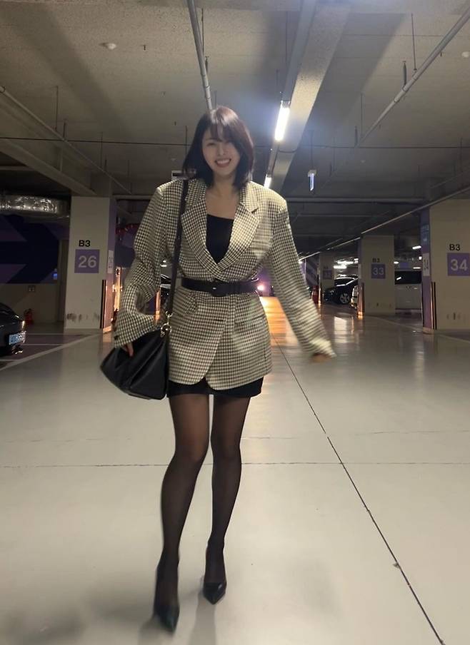 서동주 멋쟁이 변호사룩 벨티드 체크룩으로 뽐낸 지적인 오피스룩 패션엔