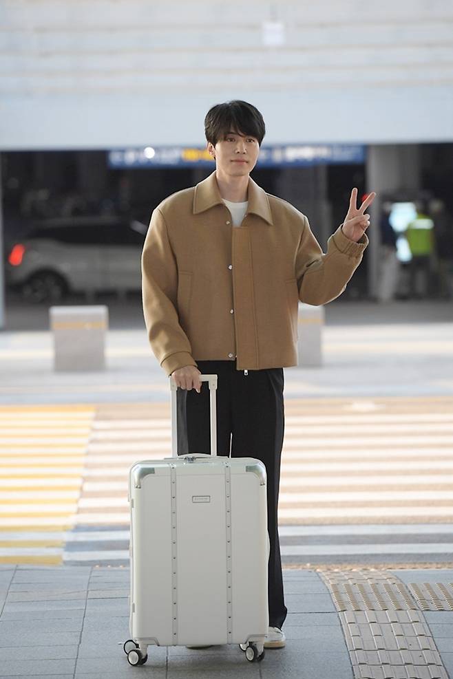 이동욱 캐리어 끄는 가을 멋남 훈훈한 댄디 남친룩 싱가포르 출국 패션엔