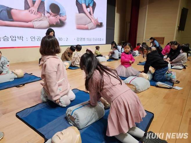 포토 ‘생명을 살리는 기적의 4분 고사리손으로 심폐소생 훈련