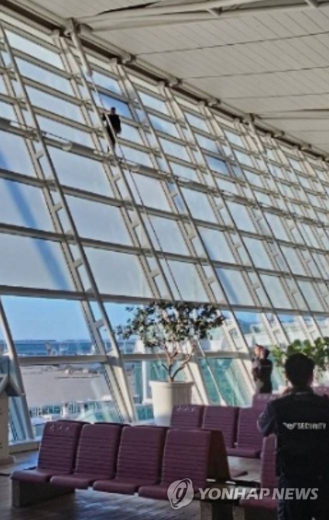 공항 유리 벽 위에서 외국인 송환 대기자 투신 소동