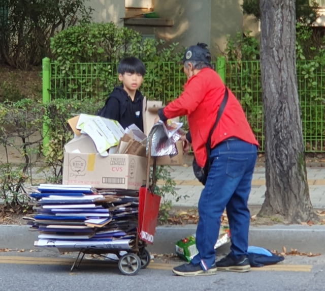 고맙다 고마워 쌀쌀함 녹이는 고사리손에 미소