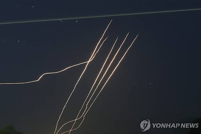 이스라엘 향해 날아가는 하마스 로켓