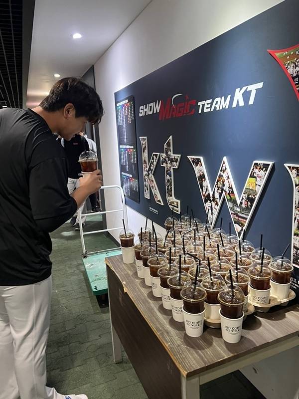 수원서 첫 KS, KT 선수단에 도착한 따뜻한 커피 한 잔…KT와 함께 하는 정지영 커피로스터즈서 보냈습니다 [KS3 현장]