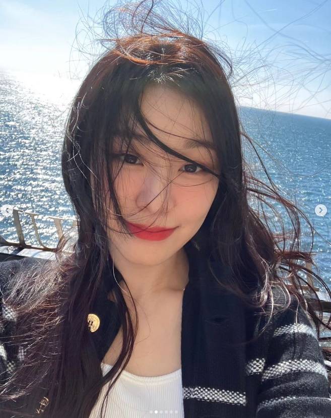 김연아 ♥고우림 軍 입대 전 부산행 바닷바람에 머리가 역주행 산발