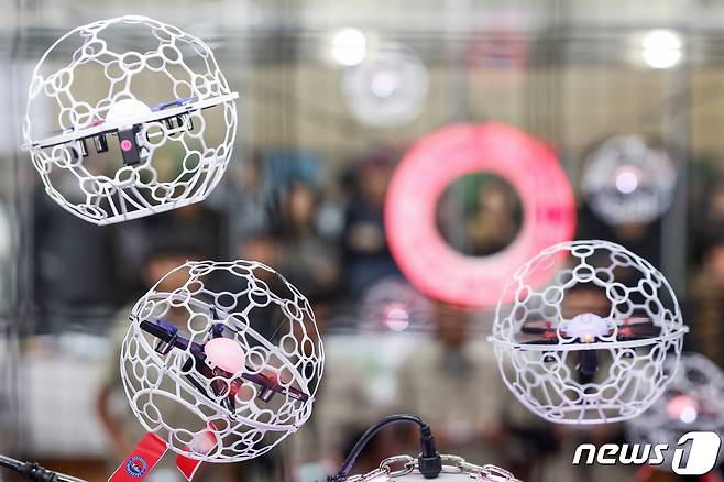 경기장 누비는 드론 축구공