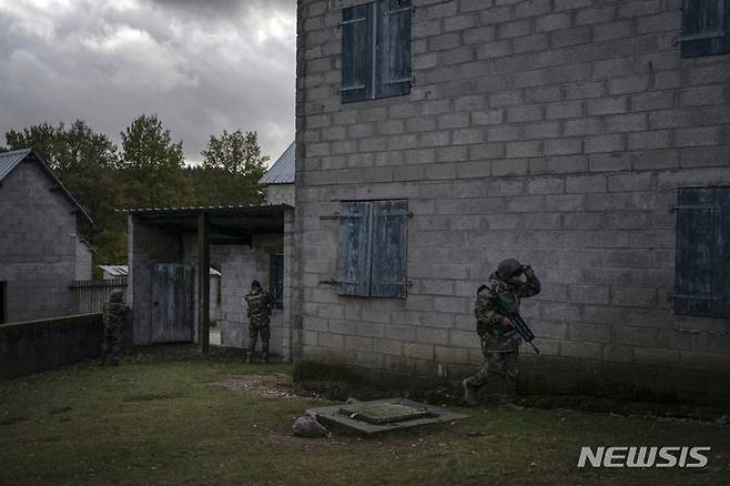 이 팔 전쟁으로 관심 옮겨갔지만 우크라軍 군사훈련 약속은 계속