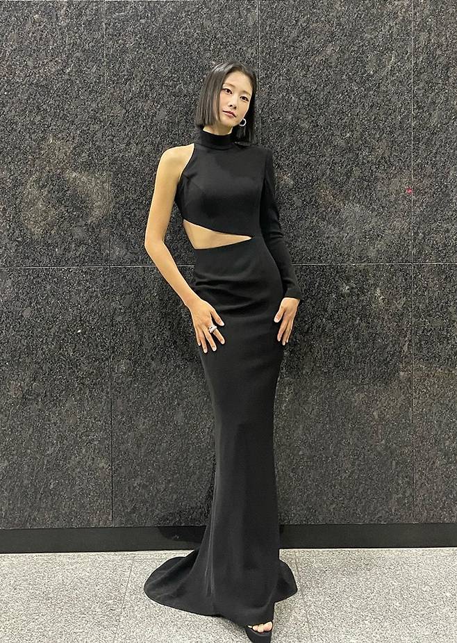 이현이 압도적 머메이드 놀라운 마네킹 비율의 컷아웃 블랙 드레스룩 패션엔