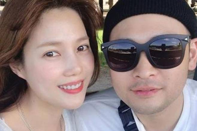 기자들조차 당황스러워했던 가수의 열애설 9년 뒤 봤더니 뉴스에이드