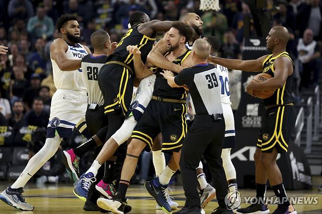 Nba 경기 도중 난투극골든스테이트 그린·톰프슨 등 퇴장