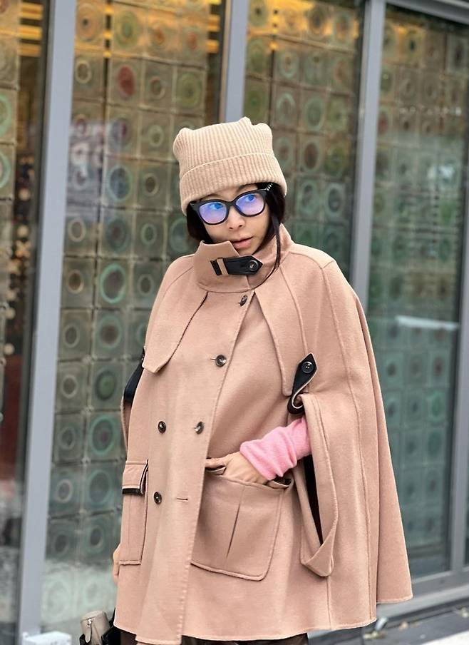 황신혜 동화 뚫고 나온 60대 패셔니스타 로맨틱 케이프 코트룩 패션엔
